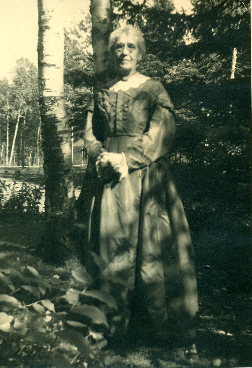 Gustava’s Unworn Wedding Dress – Anna's home